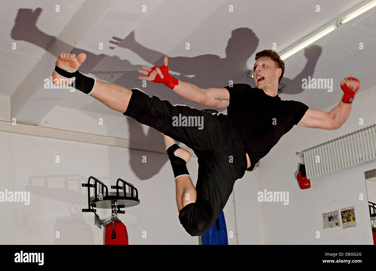 Polizist und Kick boxen Weltmeister Michael Smolik Praxen in Ellwangen, Deutschland, 30. April ...