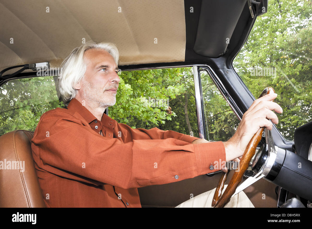 Ein auto im bild -Fotos und -Bildmaterial in hoher Auflösung – Alamy