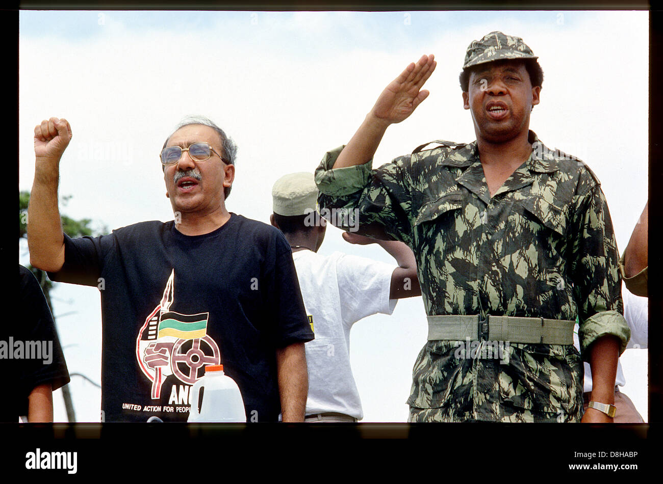 Chris Hani und Kader Asmal besuchen eine MK-Rallye im Langa Stadium ...