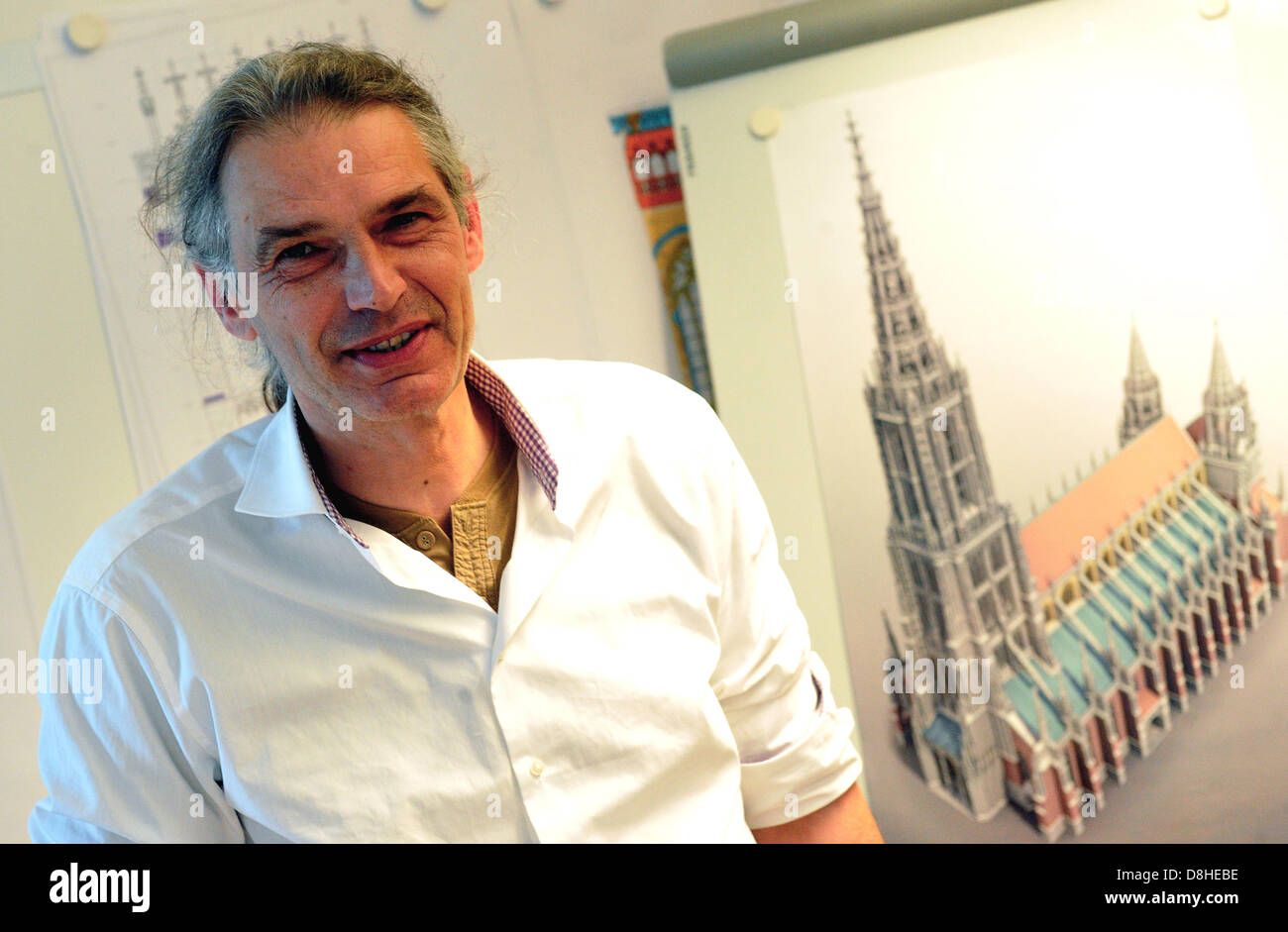 Michael Hilbert steht vor einem Modell des Münsters in Ulm, Deutschland ...