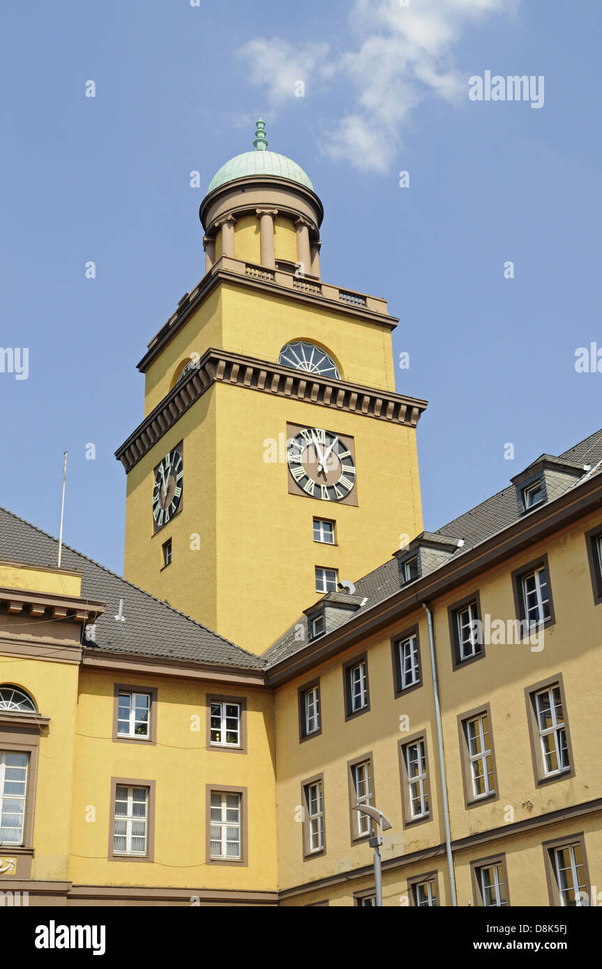 Gelbes rathaus -Fotos und -Bildmaterial in hoher Auflösung – Alamy