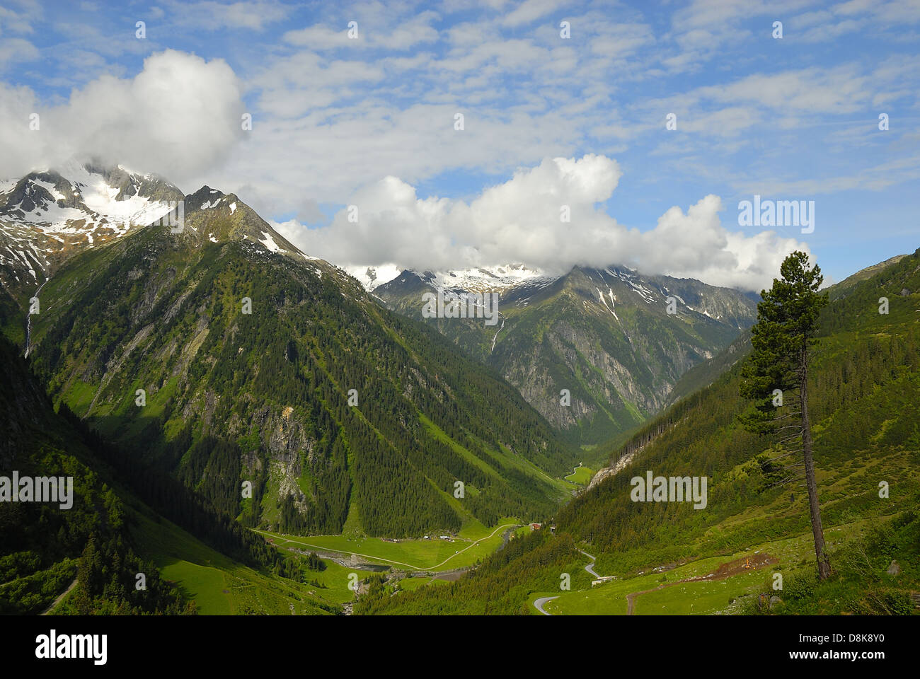 Urlaub blauer himmel tal alpen -Fotos und -Bildmaterial in hoher ...