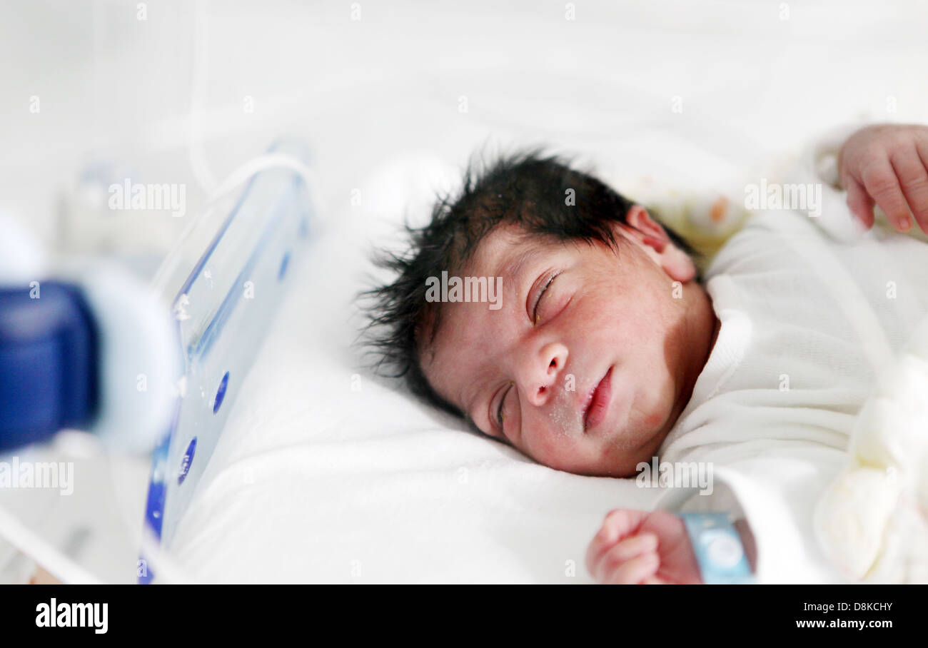 Premature baby boy in incubator -Fotos und -Bildmaterial in hoher ...