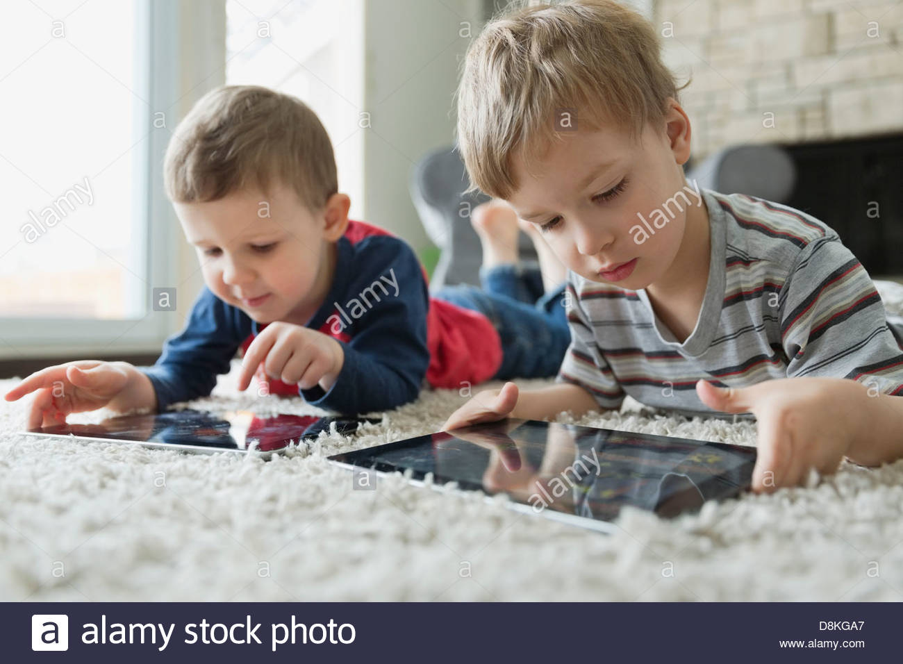 Jungs liegend -Fotos und -Bildmaterial in hoher Auflösung – Alamy