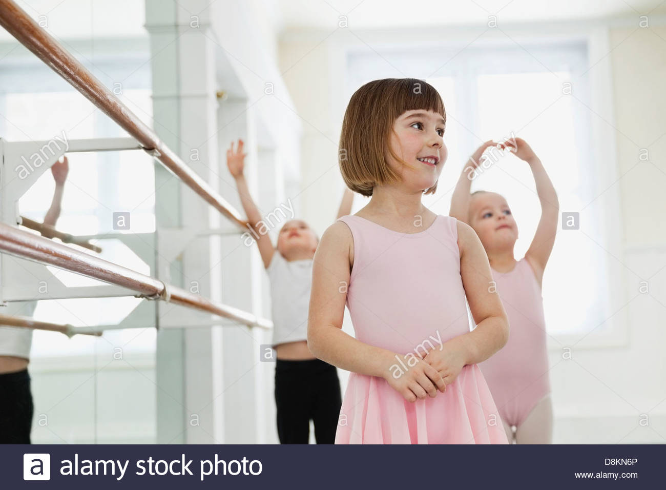 Kinder üben Ballett im Ballettstudio Stockfotografie - Alamy