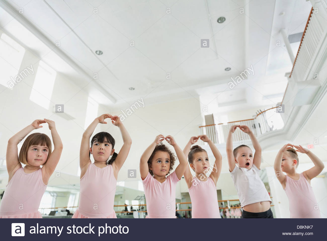 Kinder üben Ballett Posen im Ballettstudio Stockfotografie - Alamy