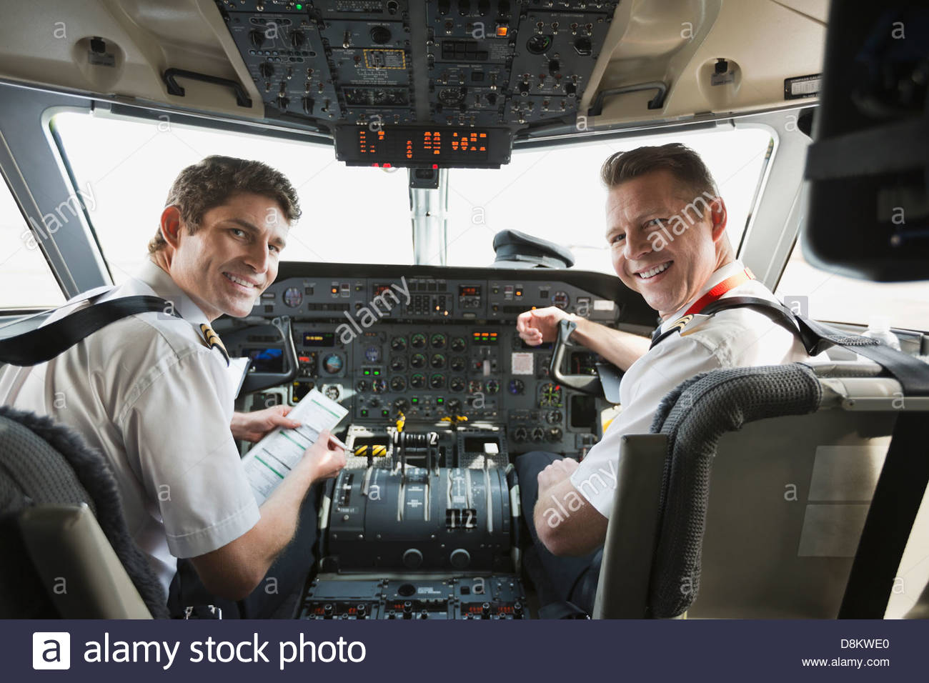 Porträt von männlichen Pilot und Co-Pilot im Flugzeug-cockpit ...