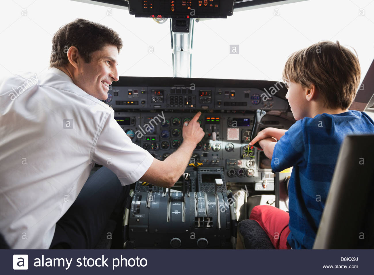 Männliche Pilot Control-Panel, junge im Flugzeug-Cockpit zu erklären ...