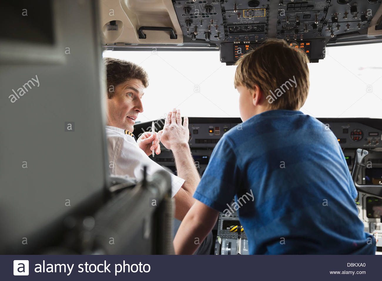 Männliche Pilot Control-Panel, junge im Flugzeug-Cockpit zu erklären ...