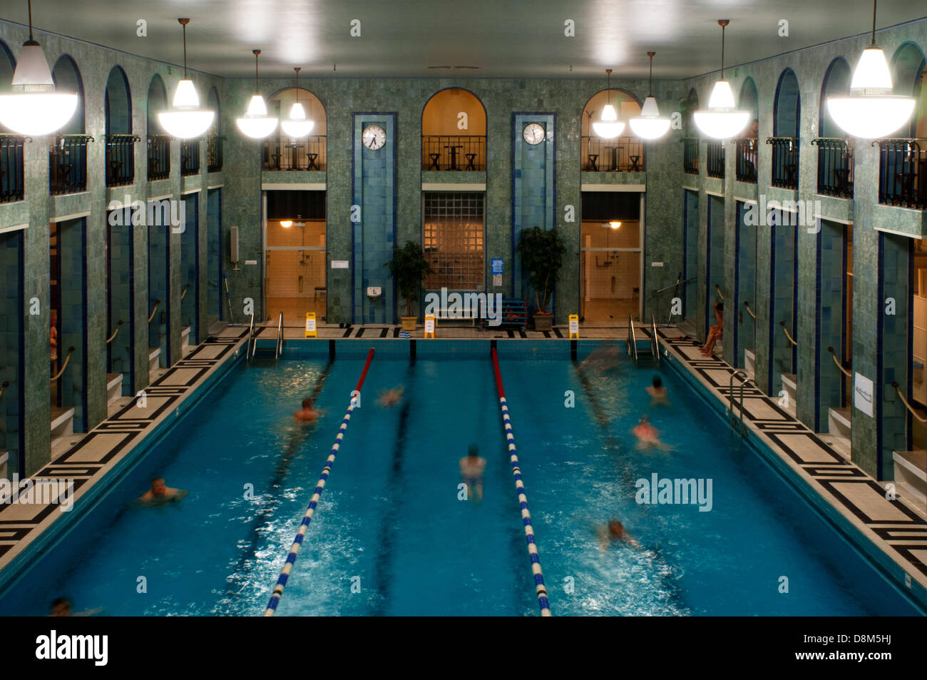 Helsinki. Der Pool Yrjonkatu (Yrjönkadun Uimahalli; Yrjonkatu 21 b, Telefon 09 310 8740 1) warum ...