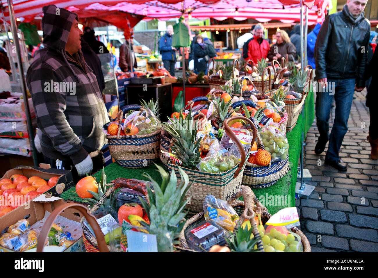 Fischmarkt sunday fish market hamburg -Fotos und -Bildmaterial in hoher ...
