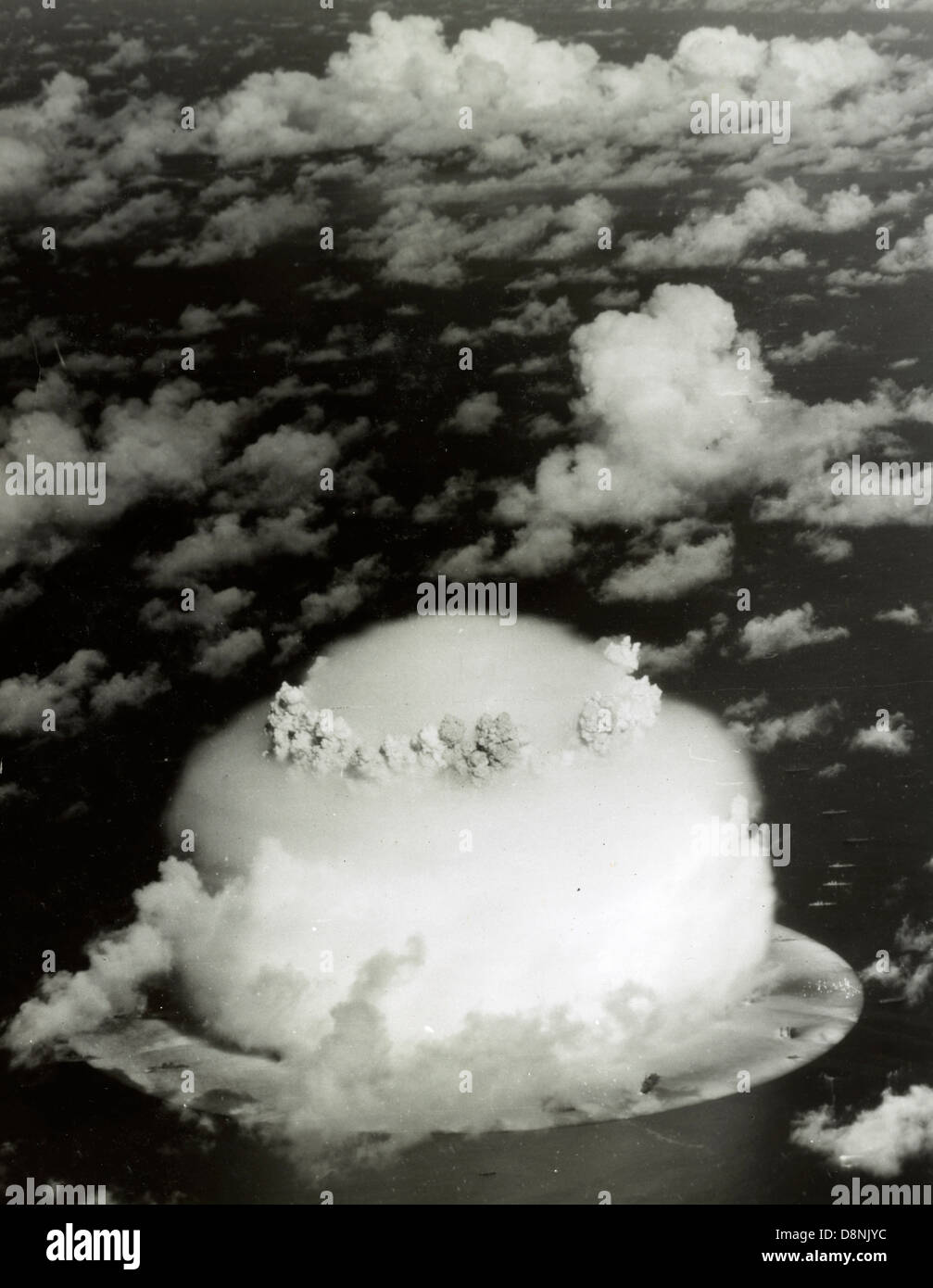 Atompilz mit Schiffen unter während Operation Crossroads Kernwaffen ...