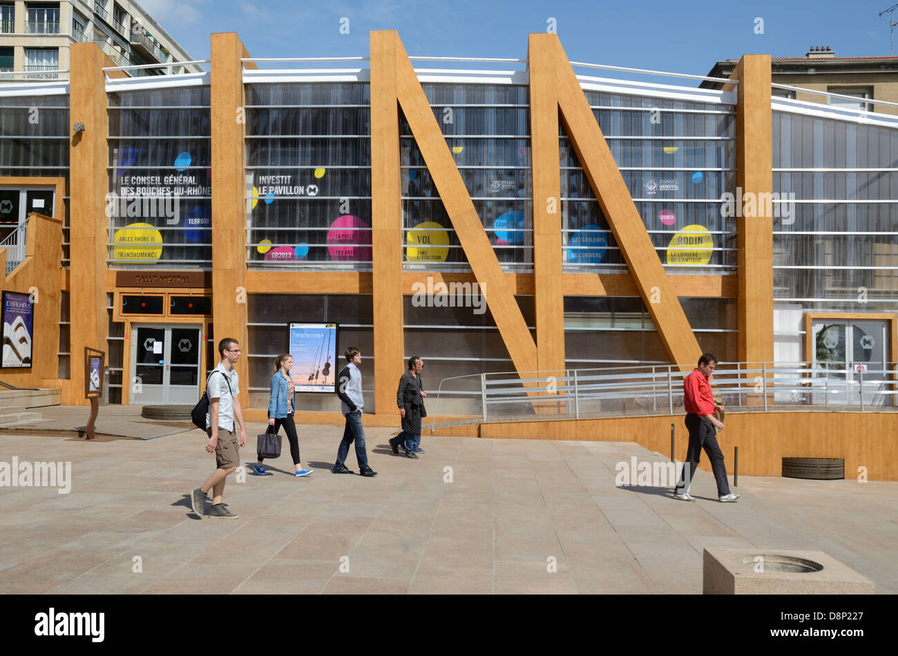 Touristen oder Fußgänger Gehen An Pavillon M (2013) oder Pavillon, auf ...
