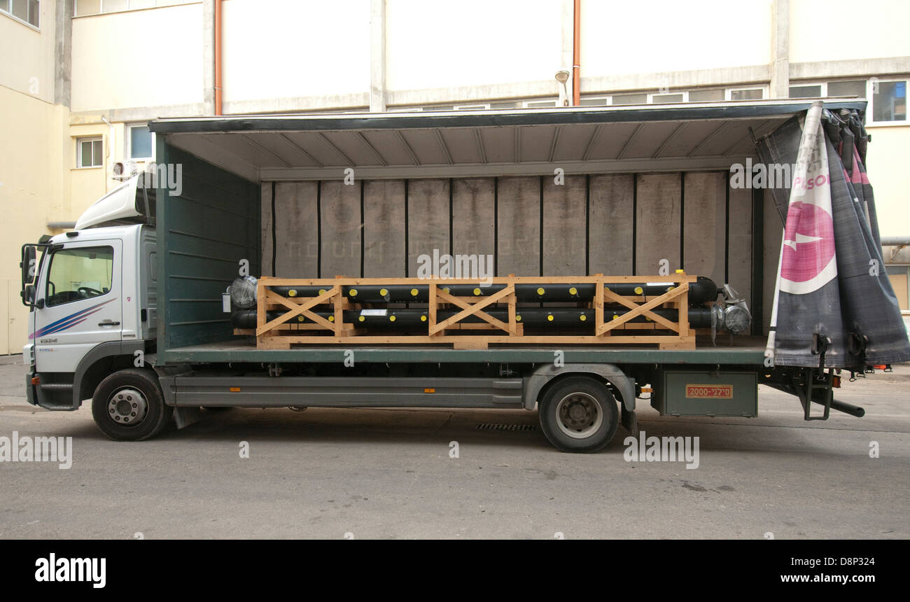 Ein Gabelstapler lädt einen LKW mit einer unregelmäßigen Palette von ...