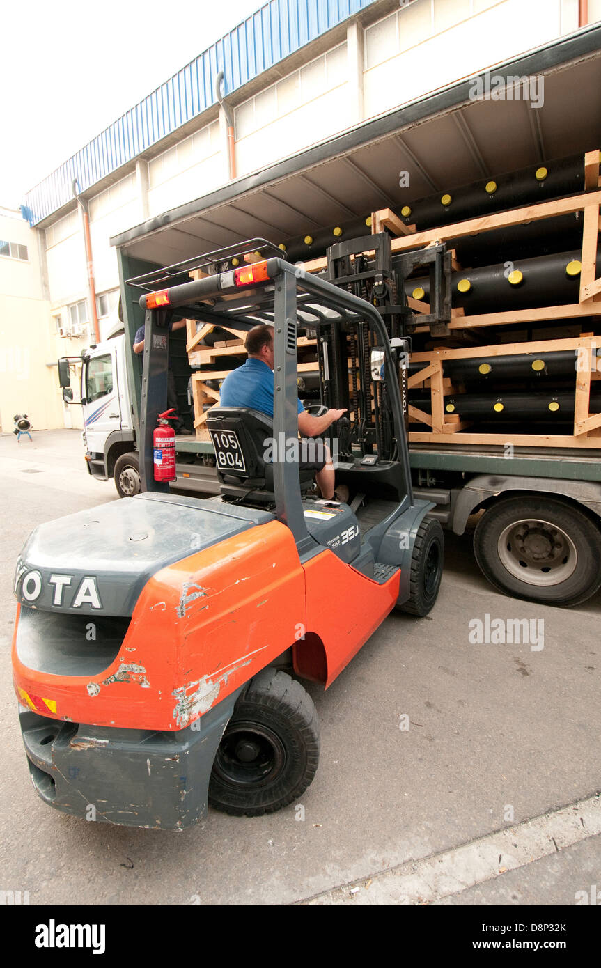 Der staplerfahrer hebt eine ladung an -Fotos und -Bildmaterial in hoher ...