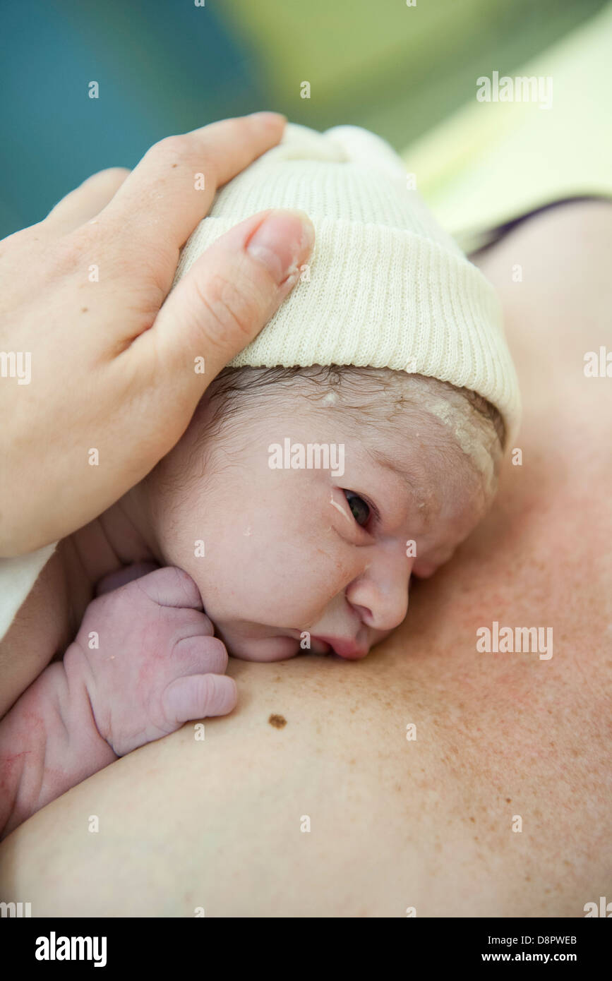 Baby auf der brust -Fotos und -Bildmaterial in hoher Auflösung – Alamy