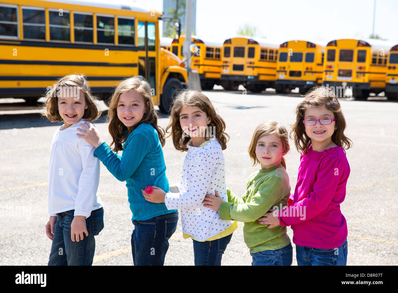 Schulmädchen Freunden Schwestern in unmittelbarer Folge gelber Schulbus ...