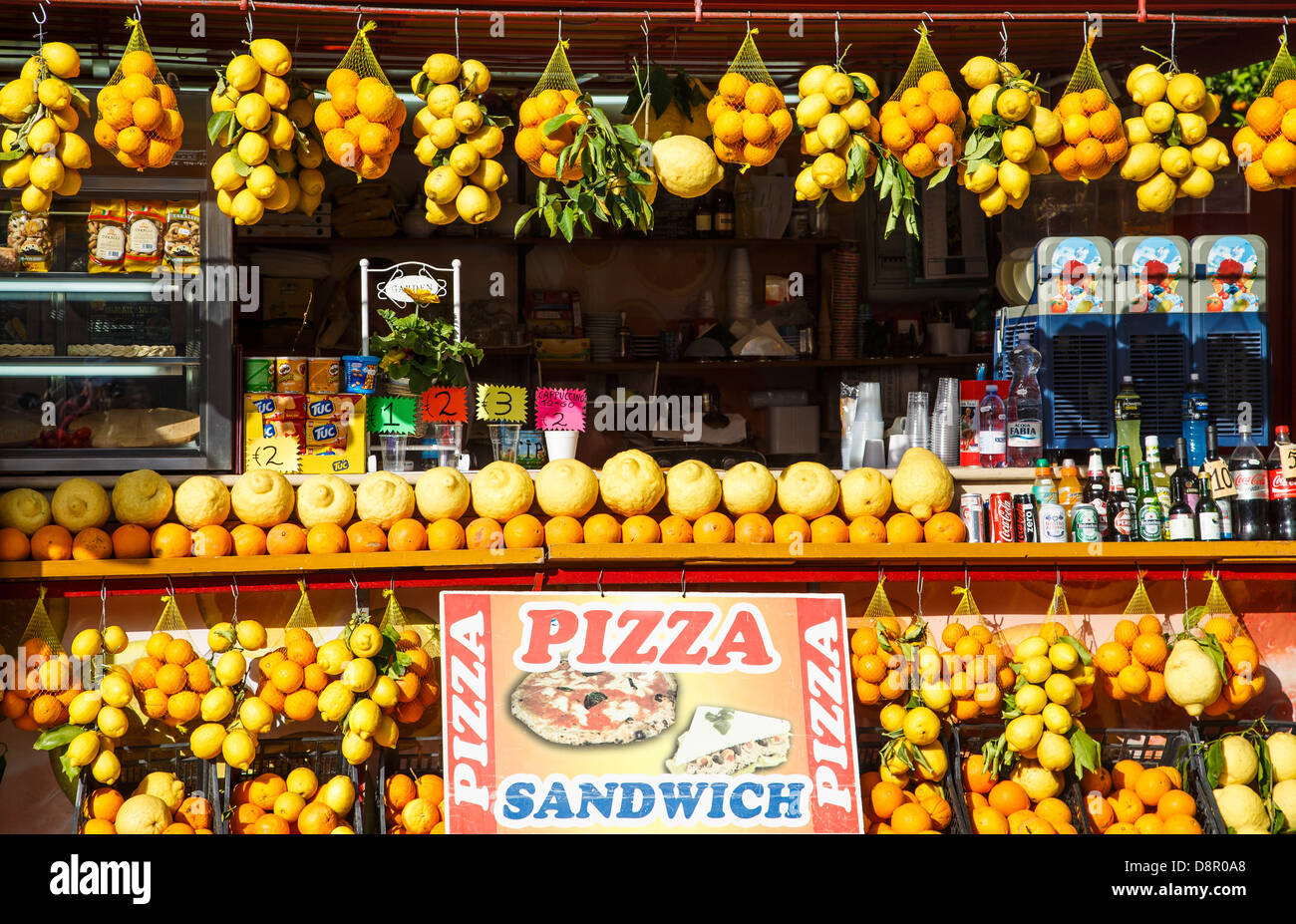 Obst, Pizza und Sandwich stehen in Pompeji, Italien Stockfotografie - Alamy