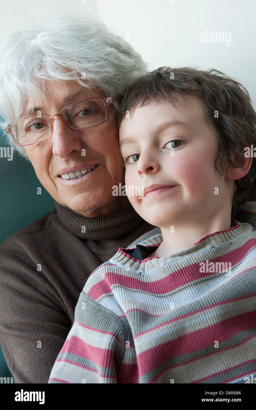 Omas jungs -Fotos und -Bildmaterial in hoher Auflösung – Alamy