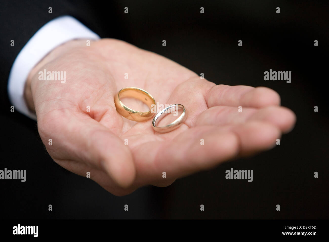 Mann mit goldenen ringen an allen fingern -Fotos und -Bildmaterial in ...