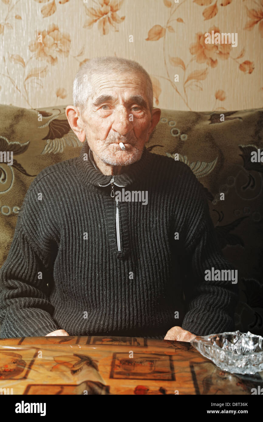 Raucher senior -Fotos und -Bildmaterial in hoher Auflösung – Alamy