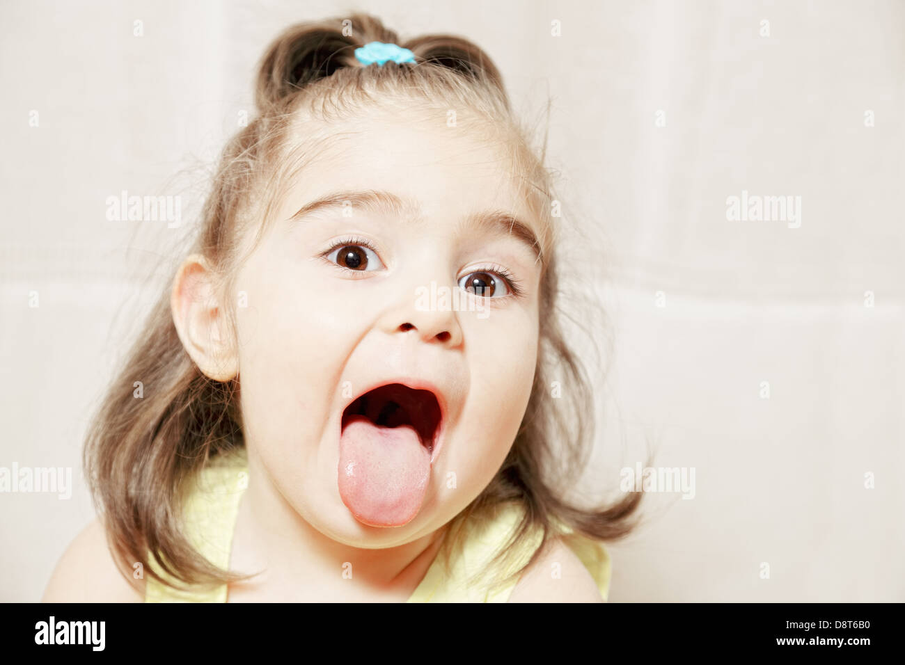 Zunge raus zeigen -Fotos und -Bildmaterial in hoher Auflösung – Alamy