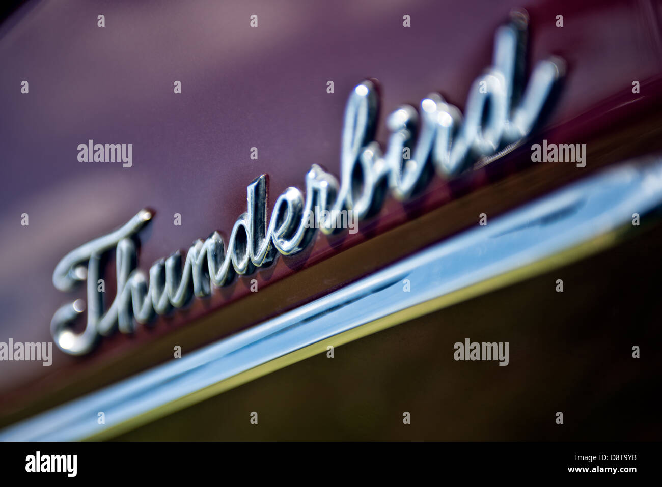 Das Thunderbird-Logo auf einem 60er Jahre Ford Thunderbird ...