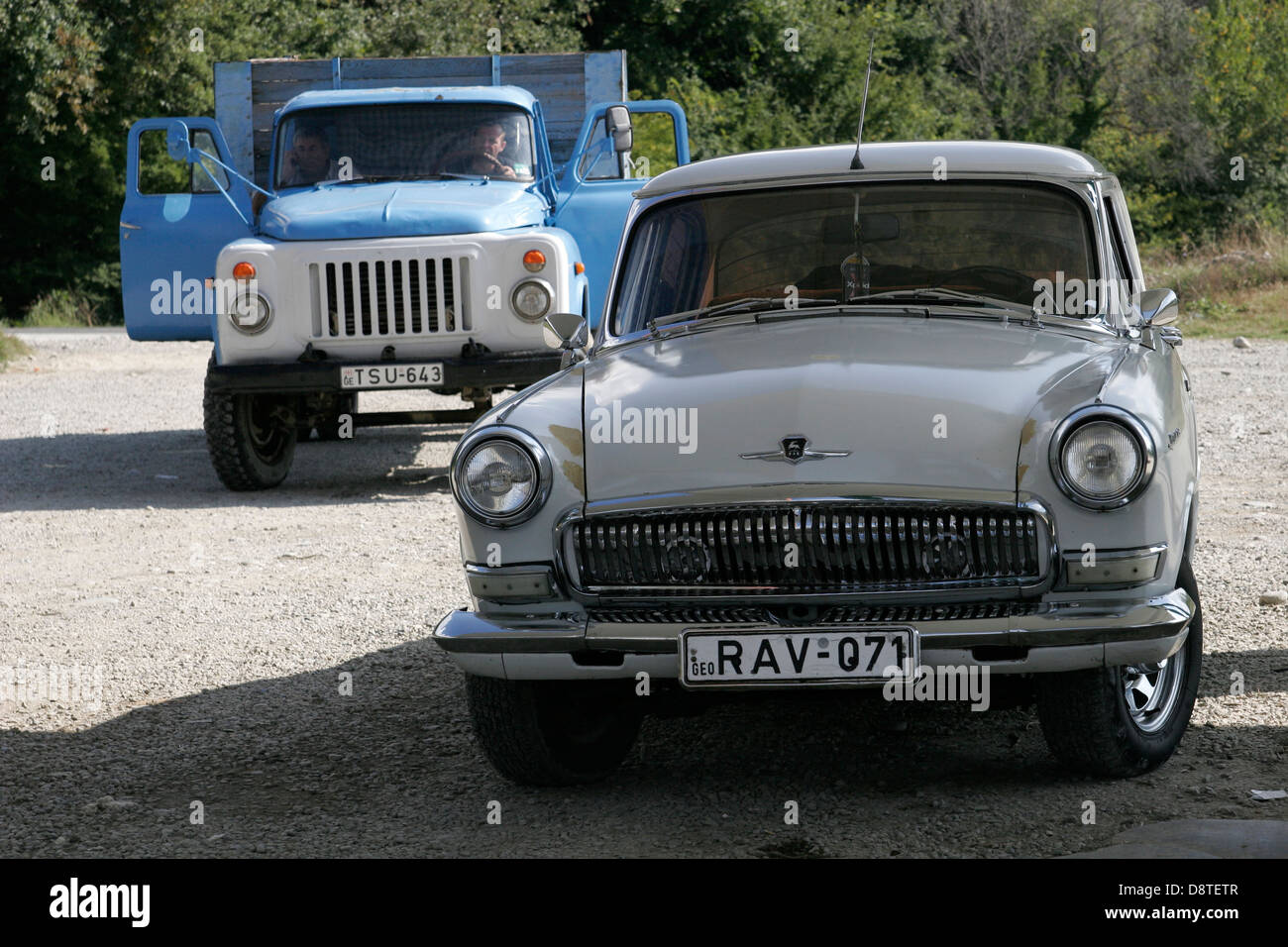 Alte russische Auto Wolga (GAZ-21) und GAZ-53 LKW, Georgien, Kaukasus ...