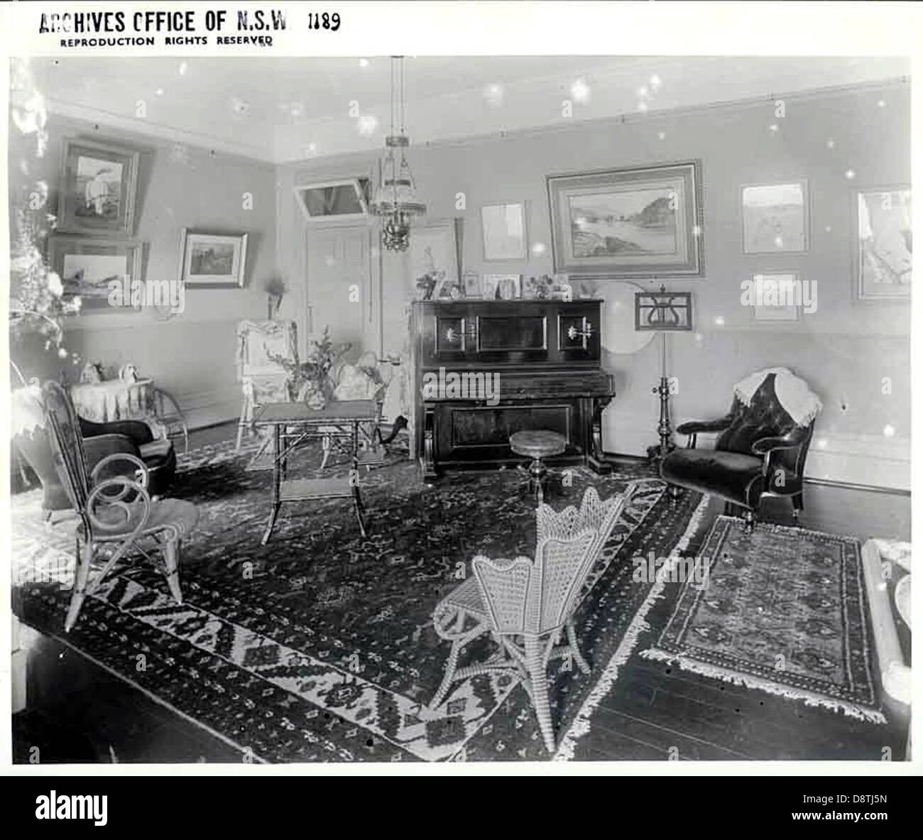 Dieses Schwarzweiß-Foto aus den Archiven der State Records NSW zeigt einen Salon im ...