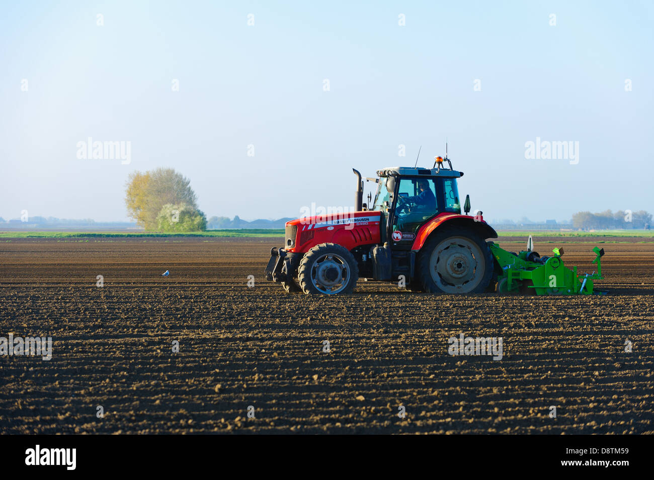 Traktor im feld -Fotos und -Bildmaterial in hoher Auflösung – Alamy