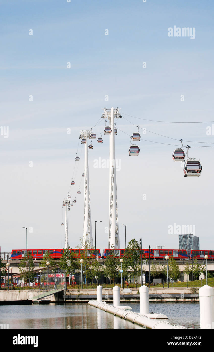 Gondeln der Seilbahn Emirates Air Line, geöffnet Juni 2012 laufen von ...