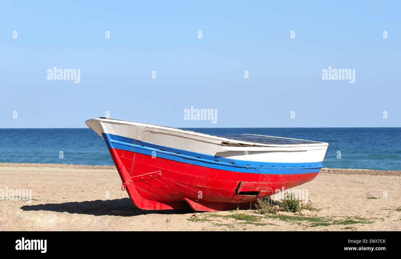 Altes Boot Ruhe am Strand in Badalona, Spanien (Barcelona ...