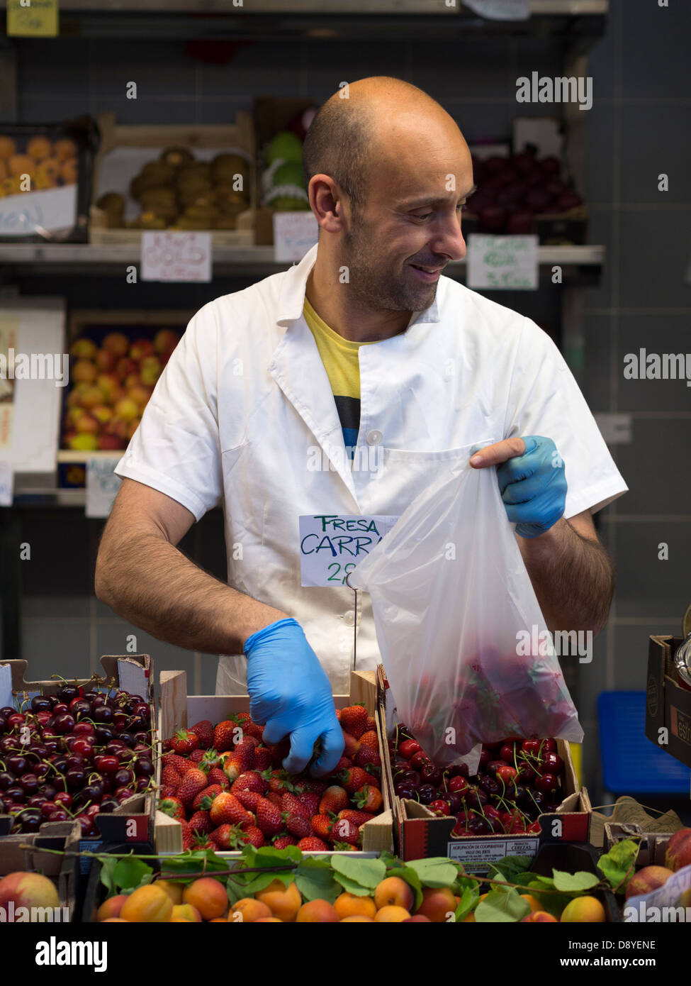 Mann, der obst verkauft -Fotos und -Bildmaterial in hoher Auflösung – Alamy