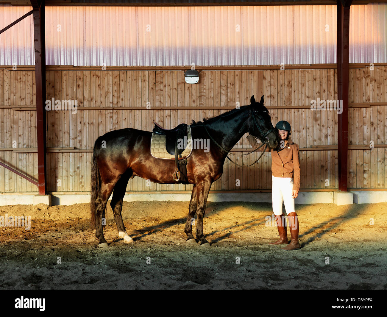 Mit pferd stehen -Fotos und -Bildmaterial in hoher Auflösung – Alamy