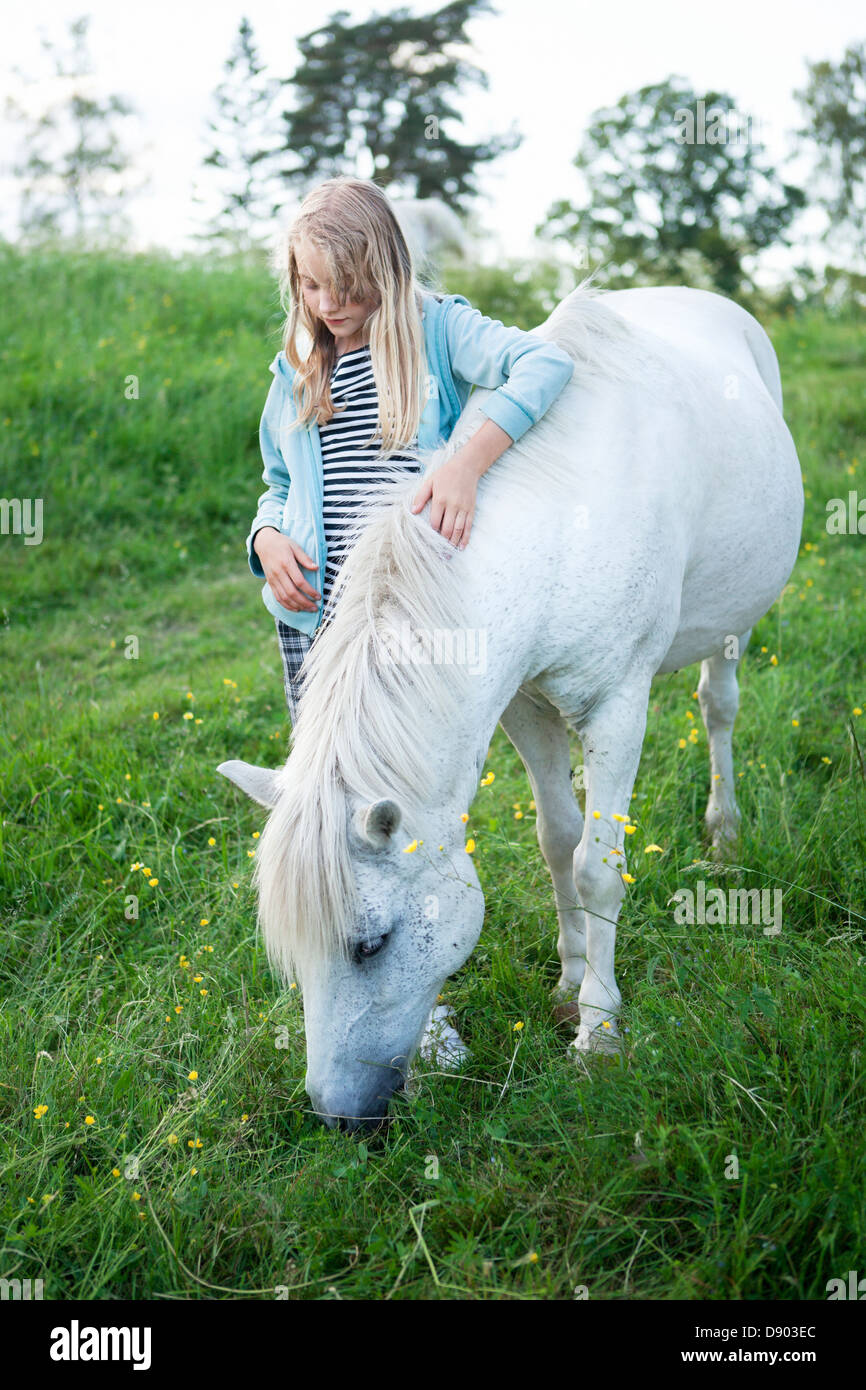 Mädchen mit pferd -Fotos und -Bildmaterial in hoher Auflösung – Alamy