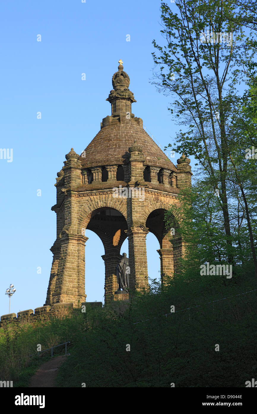 Blick auf kaiser wilhelm denkmal porta -Fotos und -Bildmaterial in ...