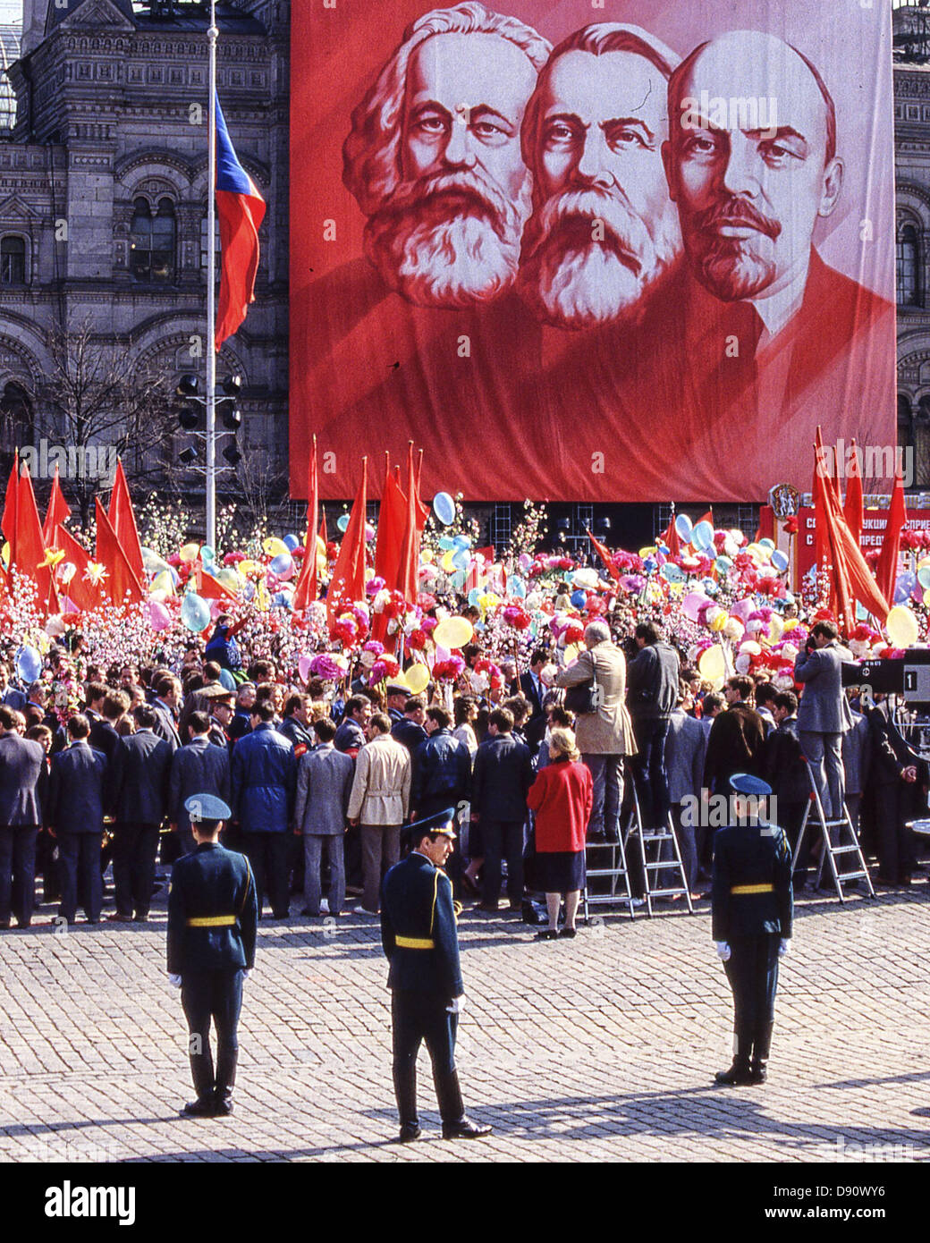 1. Mai 1987 - Moskau, RU - umfasst ein riesiges Banner mit ...