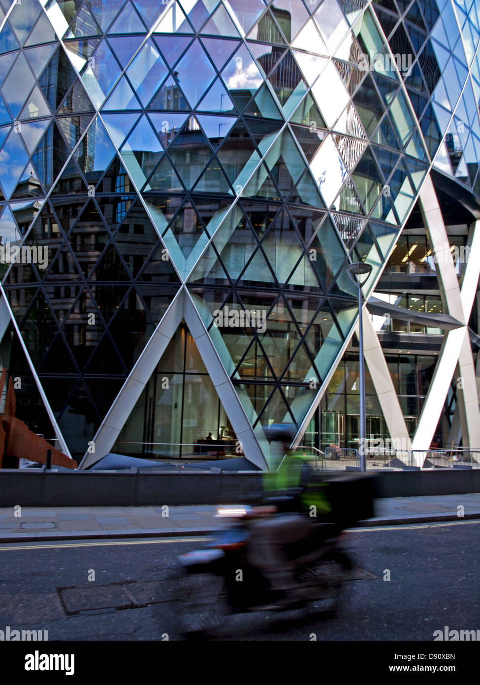 Gherkin building entrance london -Fotos und -Bildmaterial in hoher ...