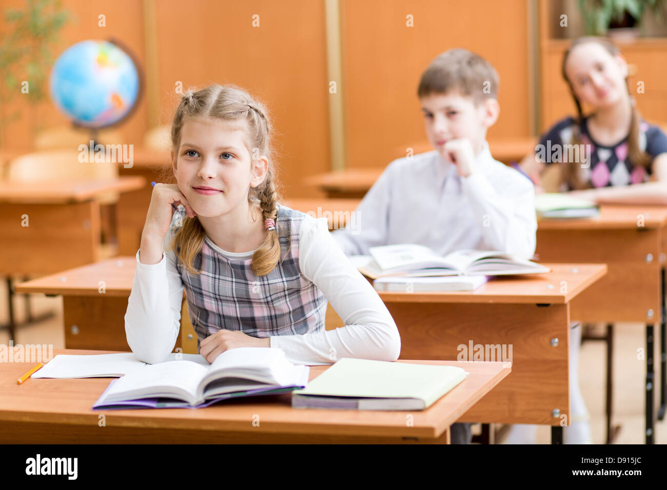 Schulkinder im Unterricht im Klassenzimmer Stockfotografie - Alamy