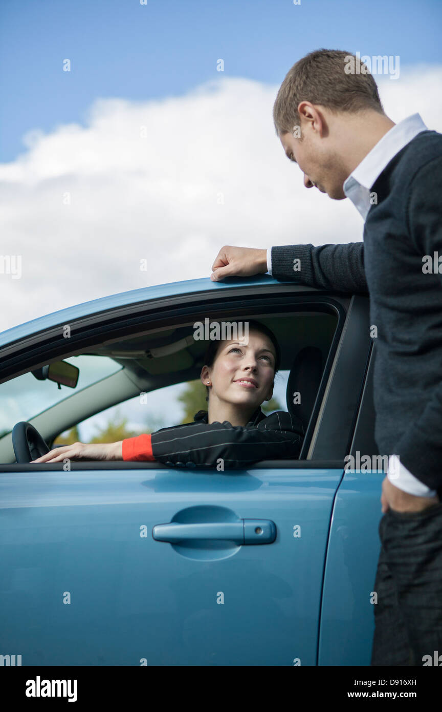 Junge frau, die mit jungem mann spricht -Fotos und -Bildmaterial in ...