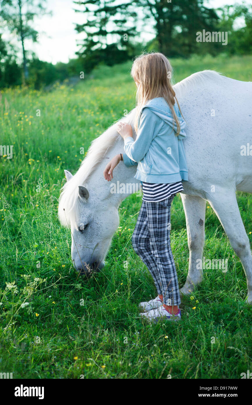 Mädchen mit pferd -Fotos und -Bildmaterial in hoher Auflösung – Alamy