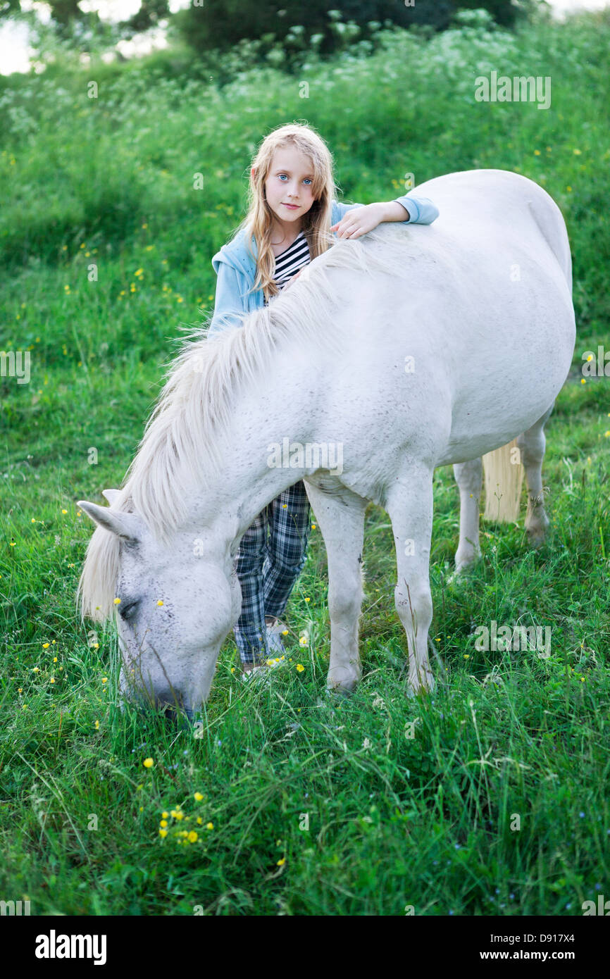 Mädchen mit pferd -Fotos und -Bildmaterial in hoher Auflösung – Alamy