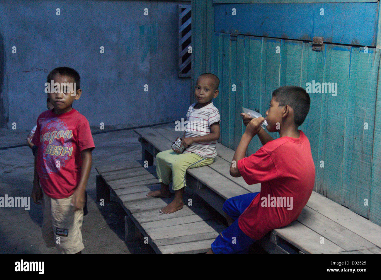 Kinder spielen alleine -Fotos und -Bildmaterial in hoher Auflösung – Alamy