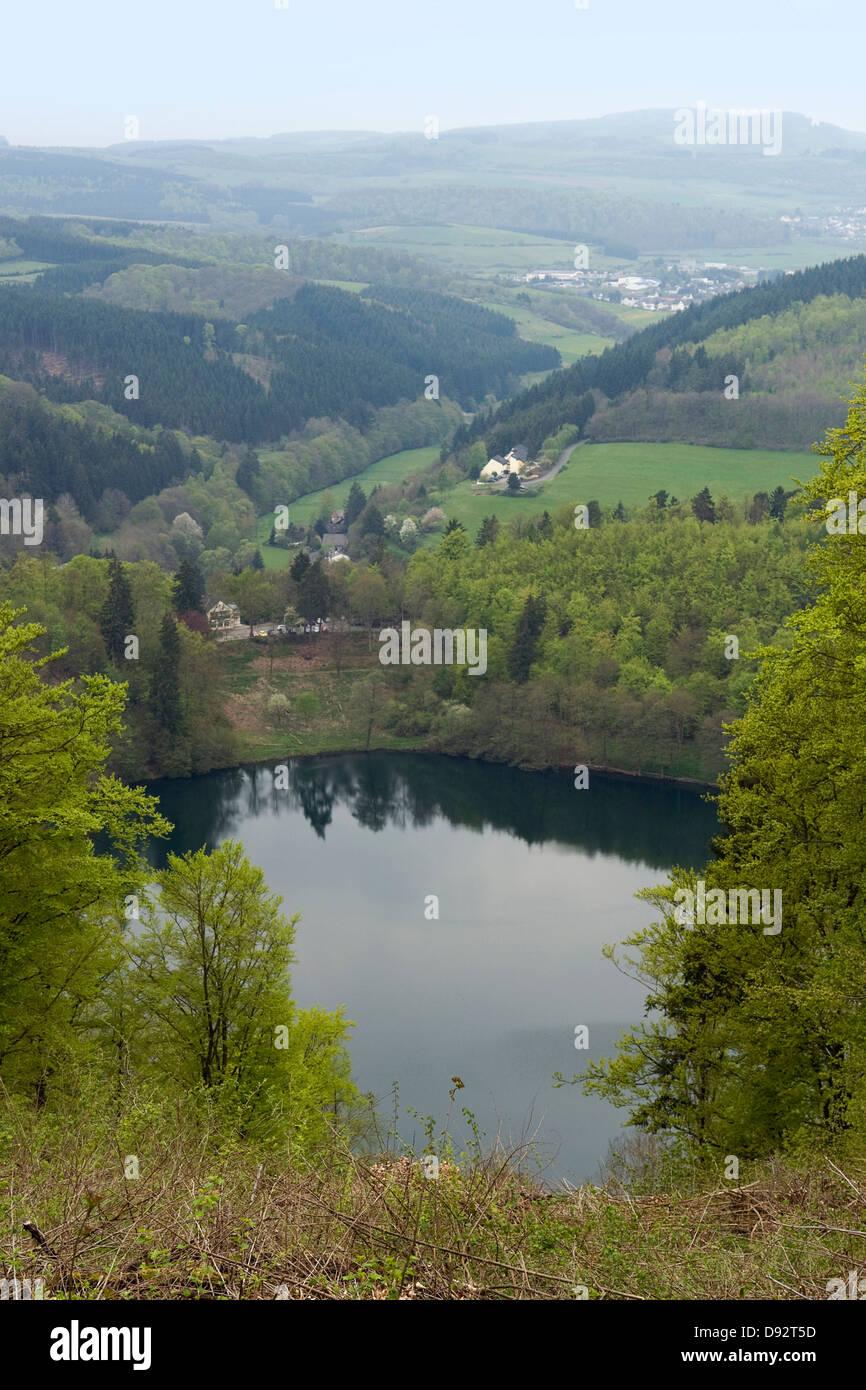 idyllische Landschaft zeigt ein Maar in der Vulkan Eifel, Wich ist eine ...