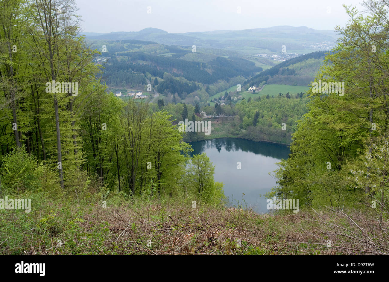 idyllische Landschaft zeigt ein Maar in der Vulkan Eifel, Wich ist eine ...