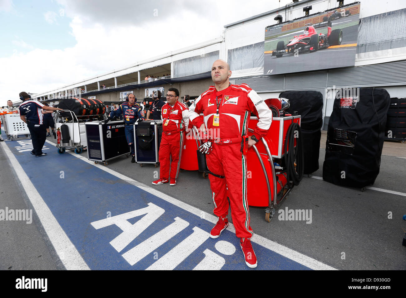Ferrari formula one team mechanic -Fotos und -Bildmaterial in hoher ...