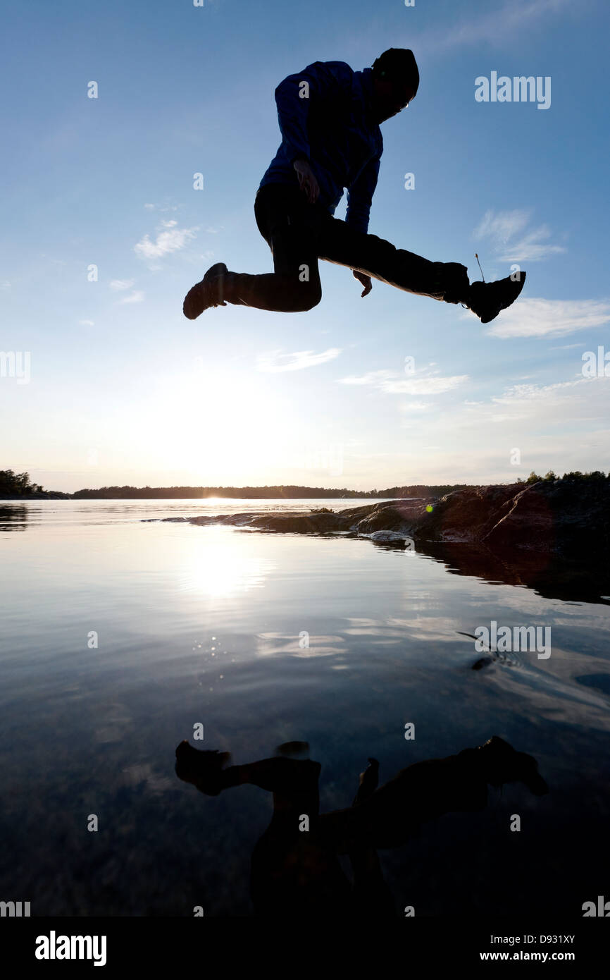 Springen silhouette -Fotos und -Bildmaterial in hoher Auflösung – Alamy