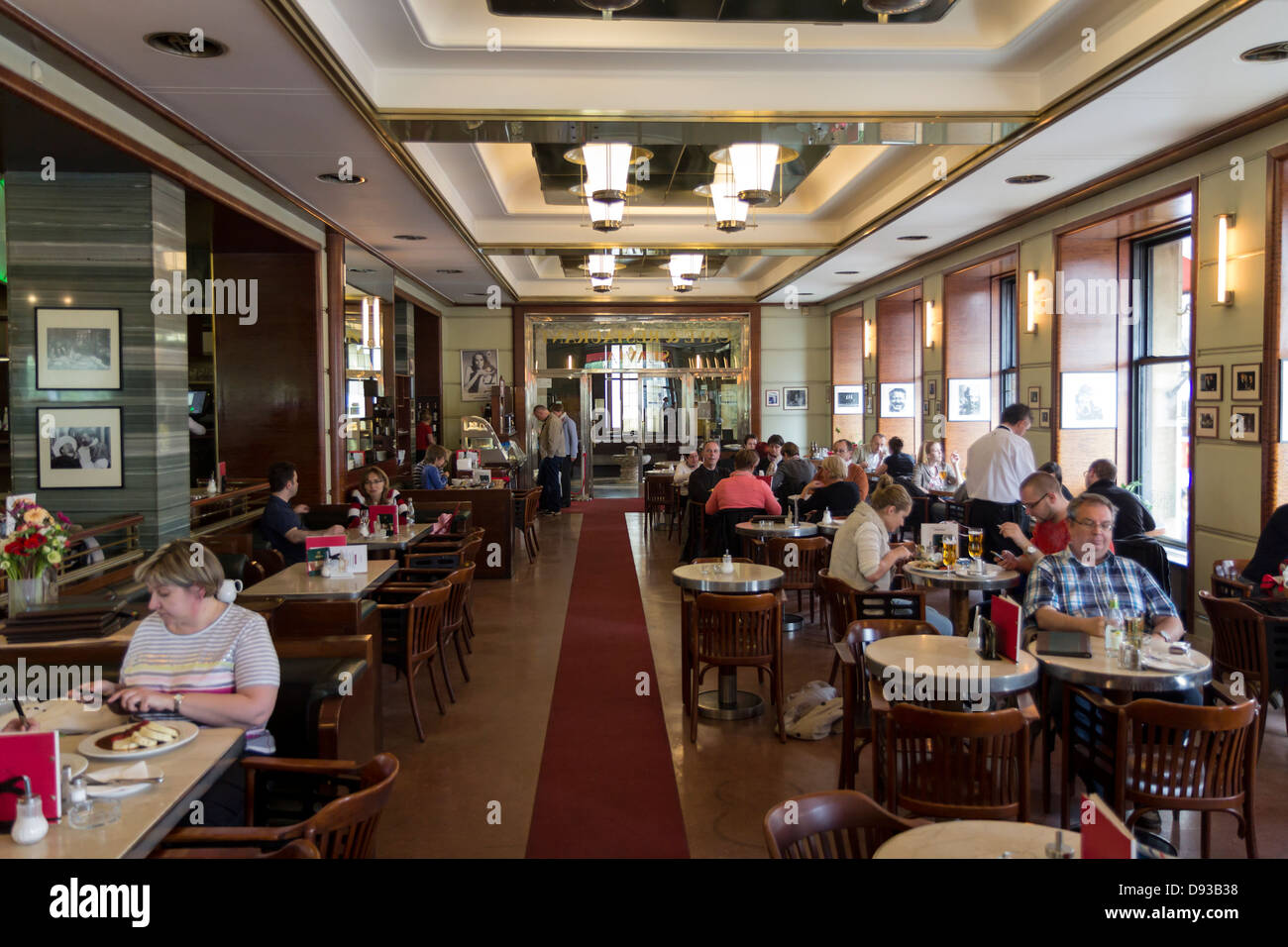 Cafe slavia prague -Fotos und -Bildmaterial in hoher Auflösung – Alamy