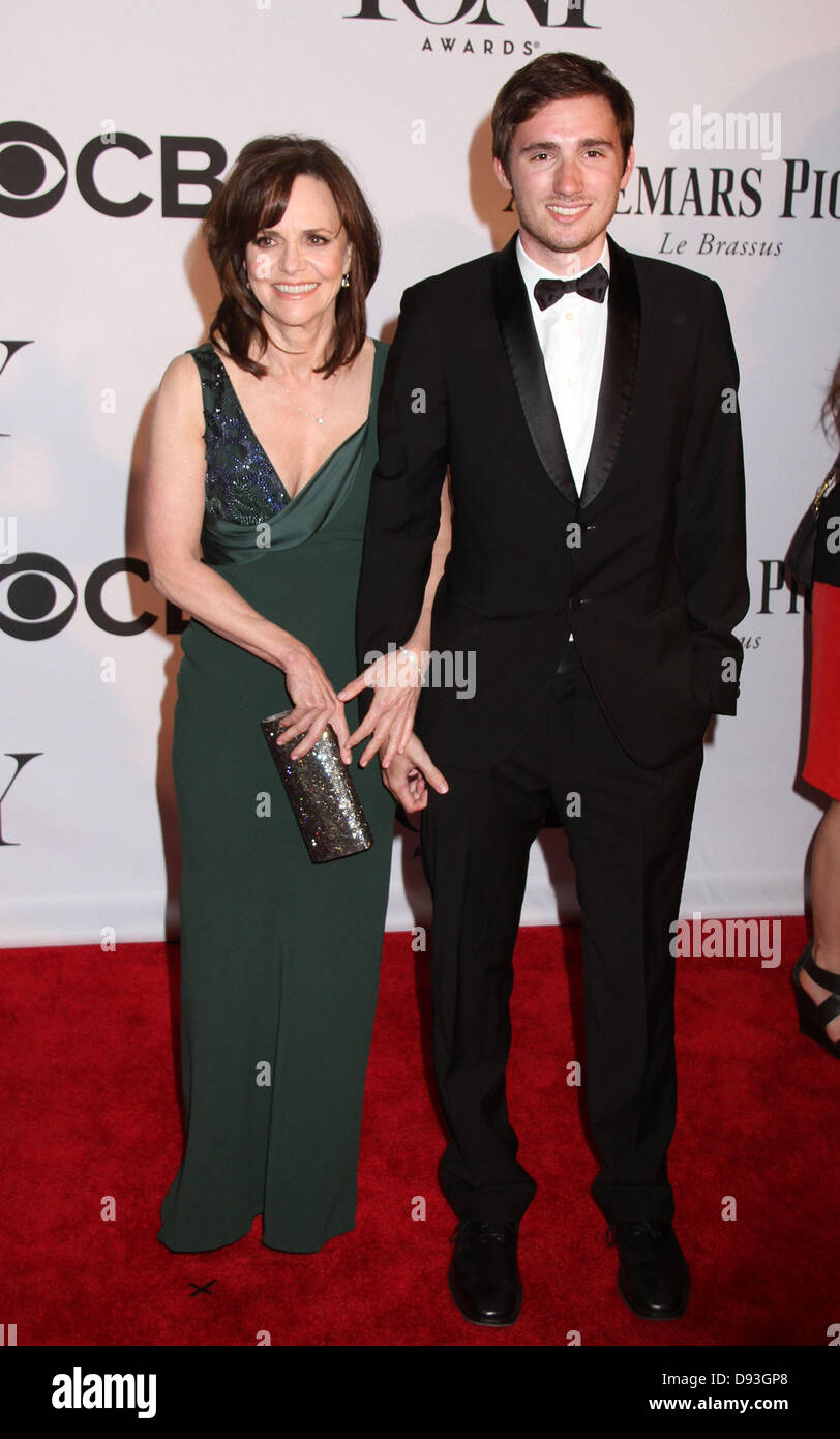 Sally field and sam greisman -Fotos und -Bildmaterial in hoher ...