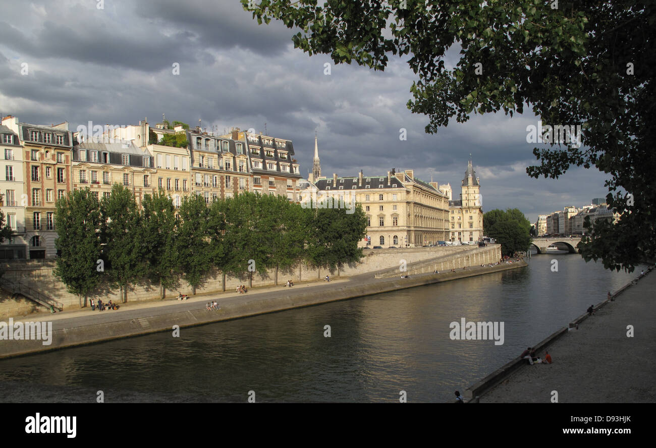 Paris overcast -Fotos und -Bildmaterial in hoher Auflösung – Alamy